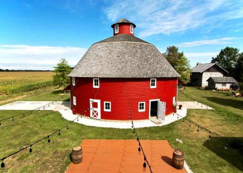 Solve ROUND BARN jigsaw puzzle online with 150 pieces