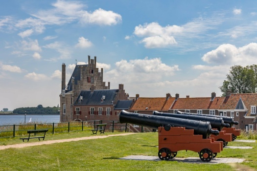 Solve Het kanon jigsaw puzzle online with 408 pieces